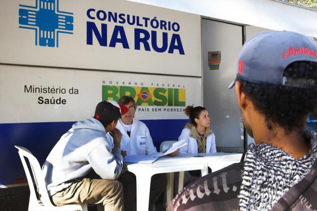 Experiências e práticas vivenciadas por profissionais do Consultório na ...